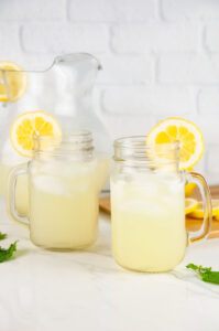 Easy Alcoholic Lemonade Cocktail (Spiked Lemonade) Recipe - Seasoned ...