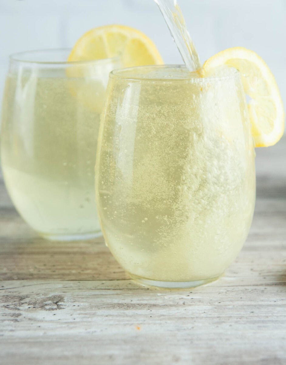 Easy Alcoholic Lemonade Cocktail (Spiked Lemonade) Recipe - Seasoned ...